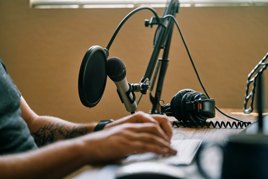 Top 10 Filipino Podcasts to Listen to Now - Pinoy Podcast
